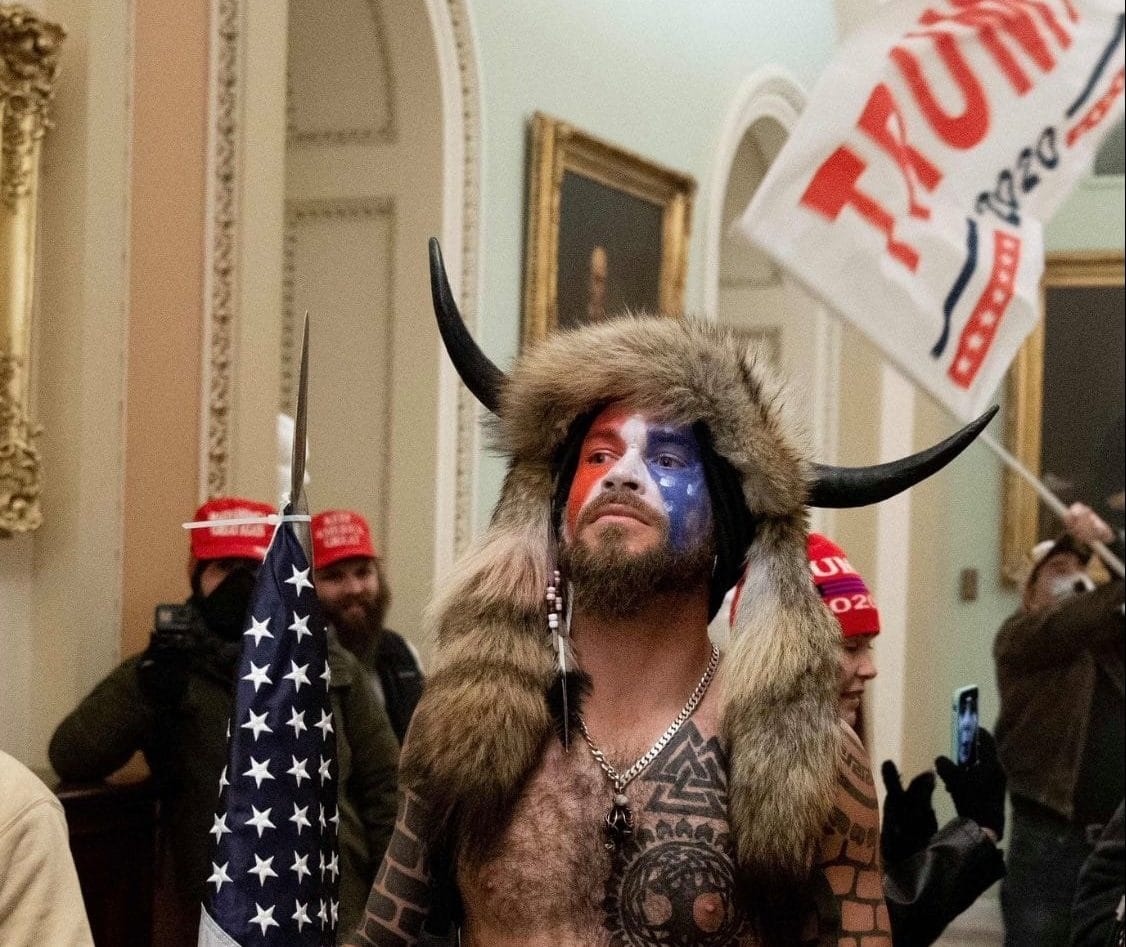 Jake Angeli está entre os presos pela invasão do Capitólio - Money Report