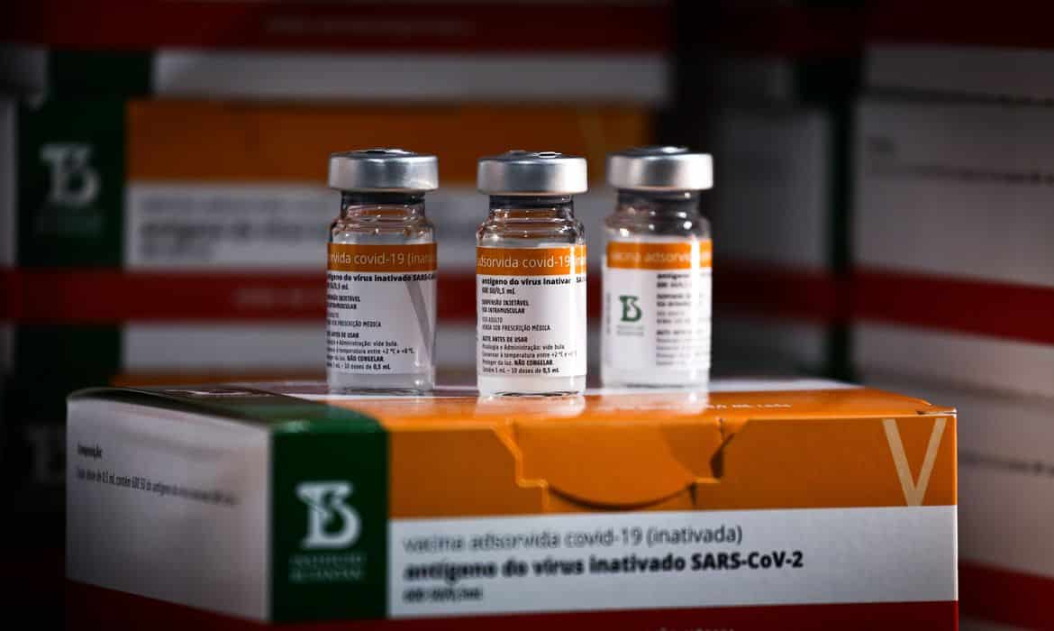 Anvisa e Butantan estudam criar vacina trivalente contra covid-19 ...