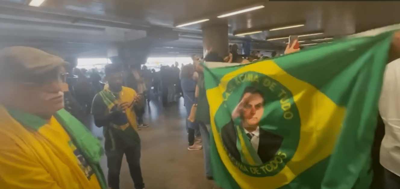 Bolsonaro volta ao Brasil aclamado: "Mito!" - Money Report
